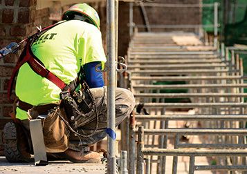 Challenges and Solutions of Scaffold Design in Windy Conditions